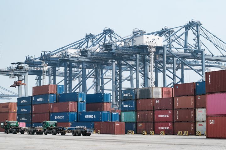 Les nouveaux droits de douane américains entrent en vigueur pour des ...