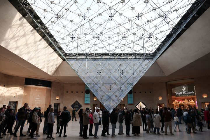 Vol au Louvre: qui sont les quatre membres présumés du commando