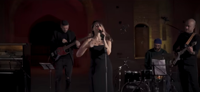 Concert sans voile: la chanteuse iranienne Parastoo Ahmadi arrêtée